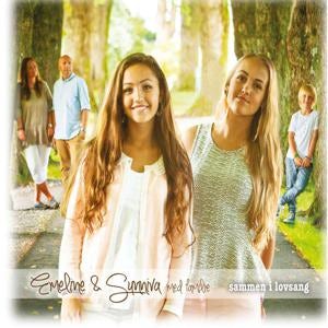 Emeline og Sunniva med familie Store: Official Merch & Vinyl